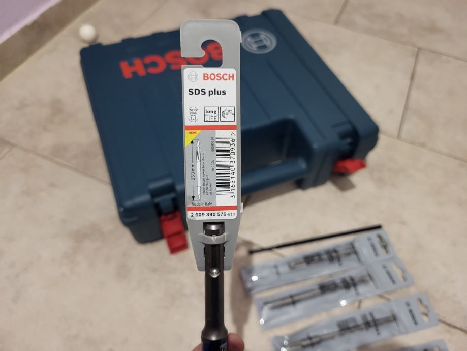 Prodajem bosch professional bušilicu bušeči čekič GBH 240 220-230V