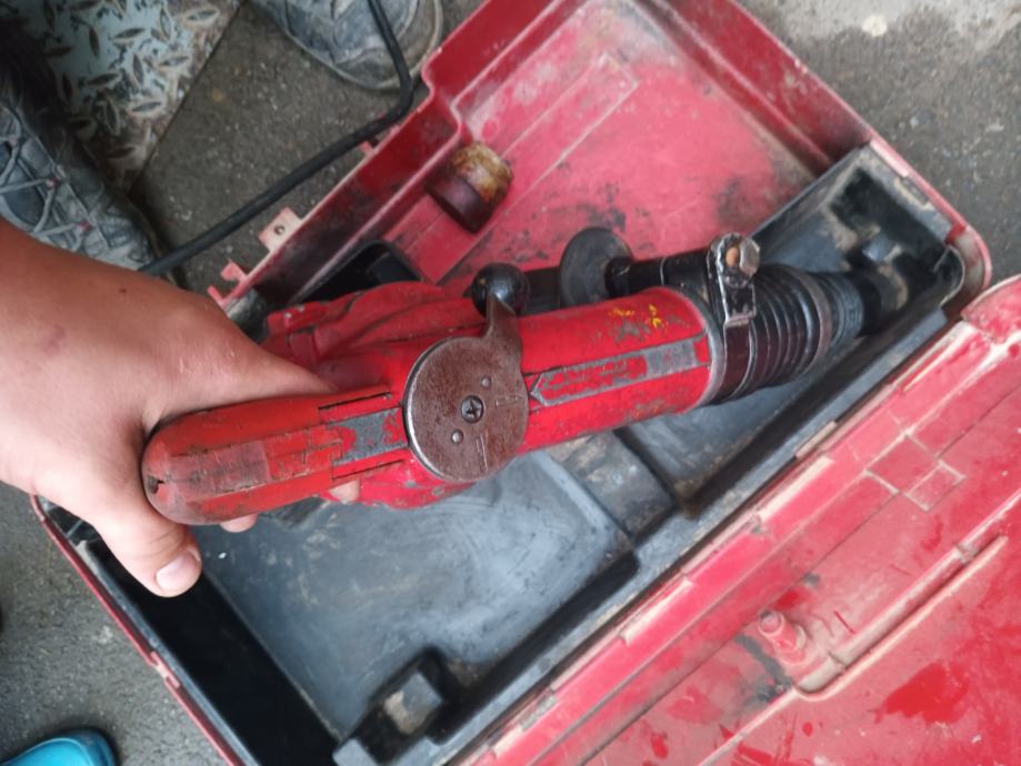 Prodajem hilti te 72