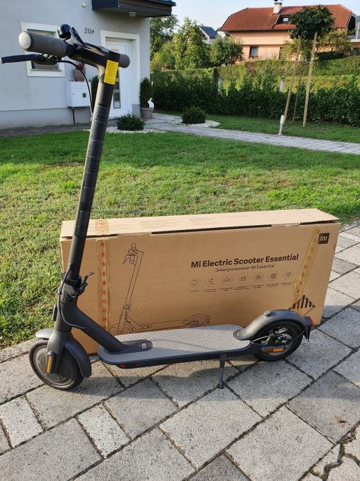 XIAOMI Mi Electric Scooter Essential, 2022 god.