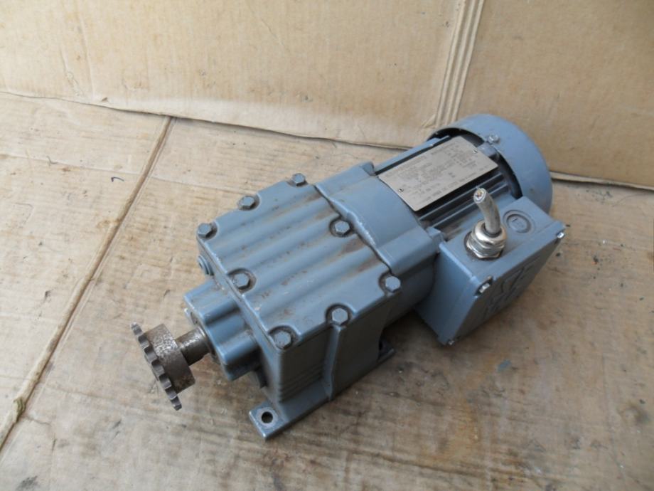 Elektromotor sa linijskim reduktorom 220/380V/0,18KW/1320/102 okr. izl