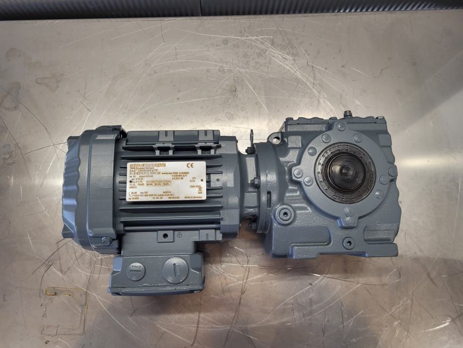 Motor-reduktor SEW-EURODRIVE 0.75kW, 44rpm, 100Nm