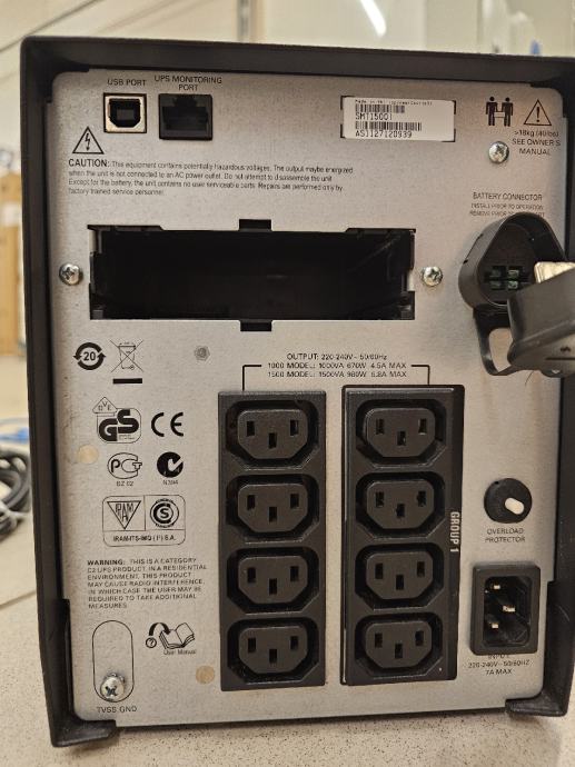 APC Smart UPS 1500W - Sa novim baterijama