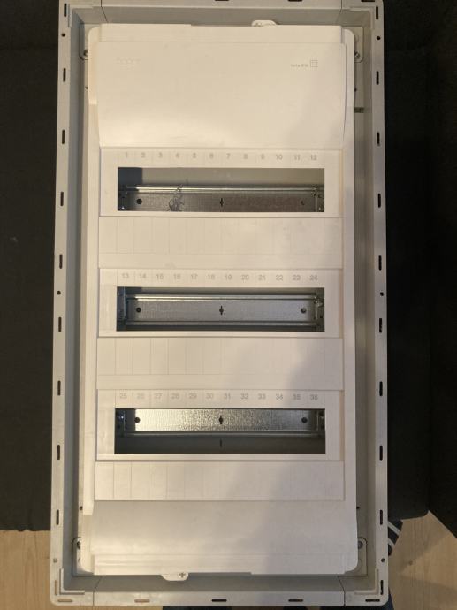 Razvodni ormarić za struju (3 reda), opremljen - Hager Volta VU36NE