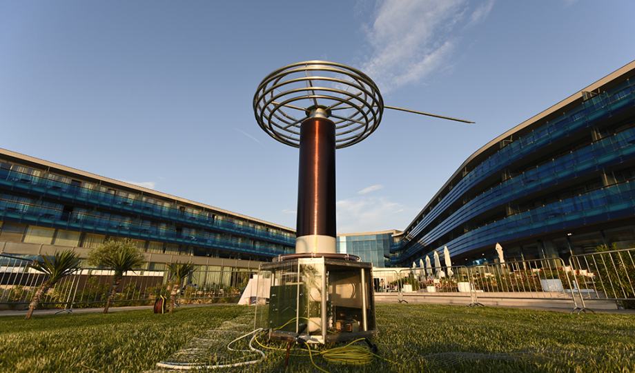 Teslina Zavojnica - Teslin Transformator - Musical Tesla Coil