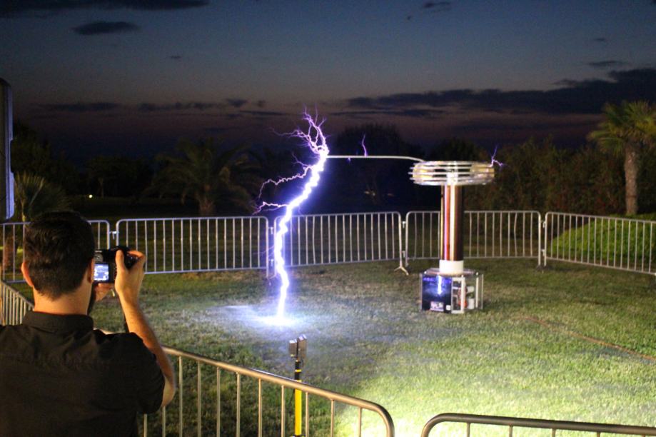 Teslina Zavojnica - Teslin Transformator - Musical Tesla Coil