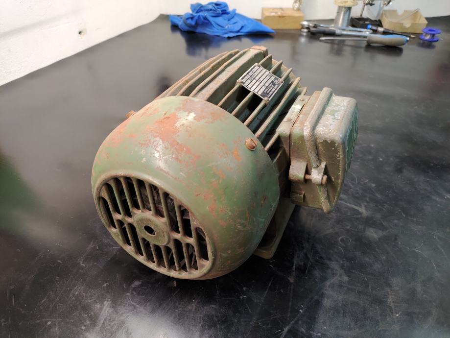 Trobrzinski trofazni kavezni motor - VIDEO TEST ISPRAVNOSTI