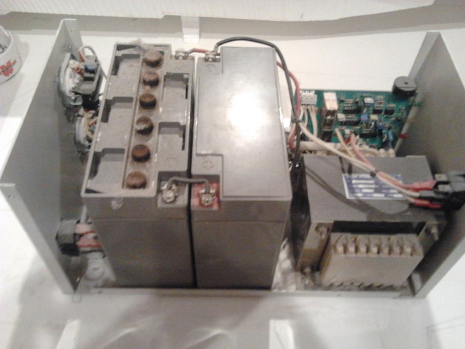 UPS 800 Neon Vrsar 800 W