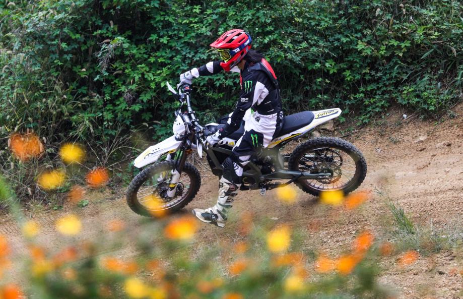 SURRON Ultra Bee; električni hard-enduro, 2025 god.