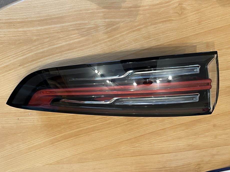 Porsche Cayenne E3 9YA - zadnji desni far - 9Y0 945 096 M