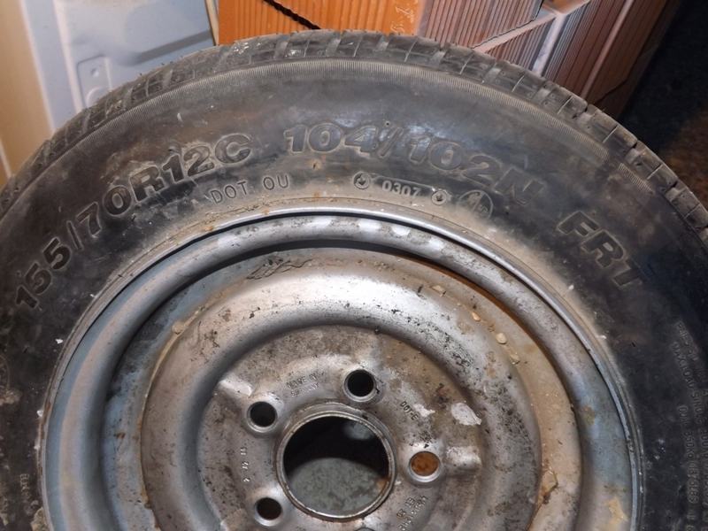 Felga i guma za auto-prikolicu 5 rupa
