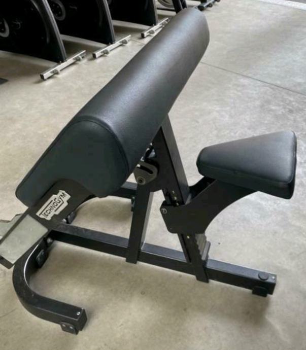 TECHNOGYM PURE STRENGTH SCOTT BENCH KLUPA !!! SPLIT