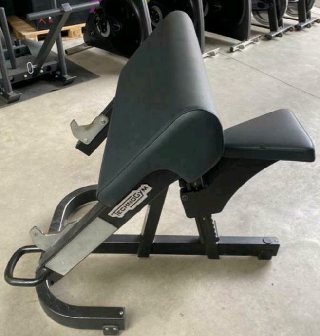 TECHNOGYM PURE STRENGTH SCOTT BENCH KLUPA !!! SPLIT