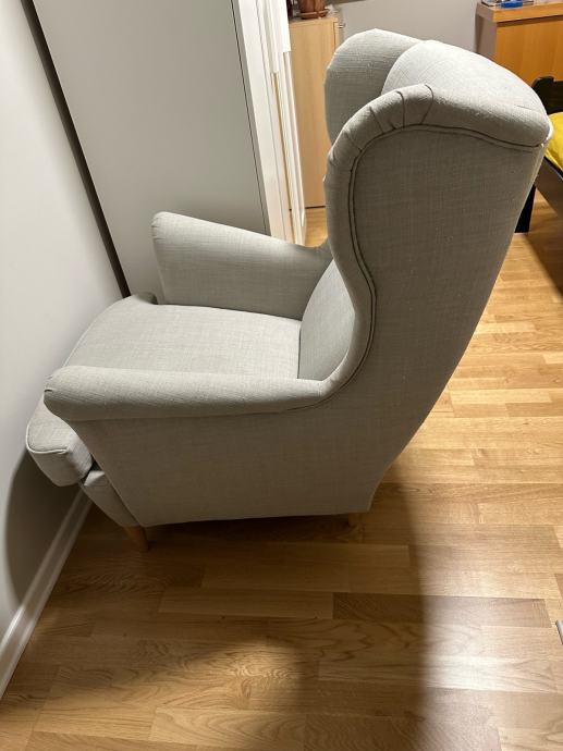 Fotelja IKEA Strandmon siva POVOLJNO