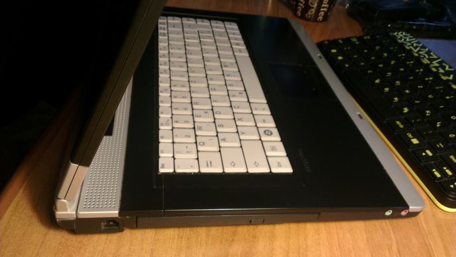 Fujitsu AMILO Pro V3515 - 15.4 CPU 2.0Ghz HDD320gb DDR2 2GB- KAO NOV!
