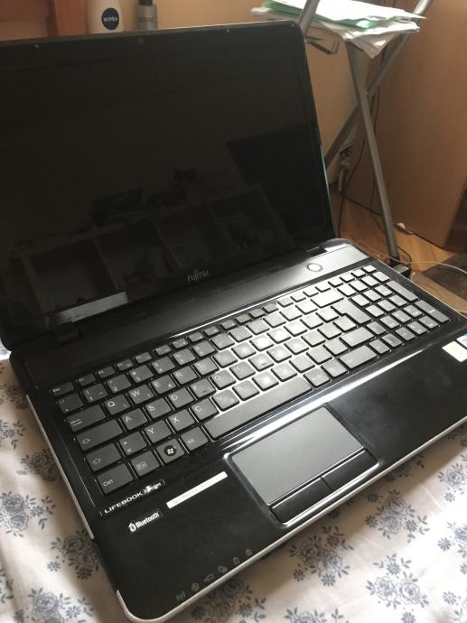Laptop Fujitsu ah531