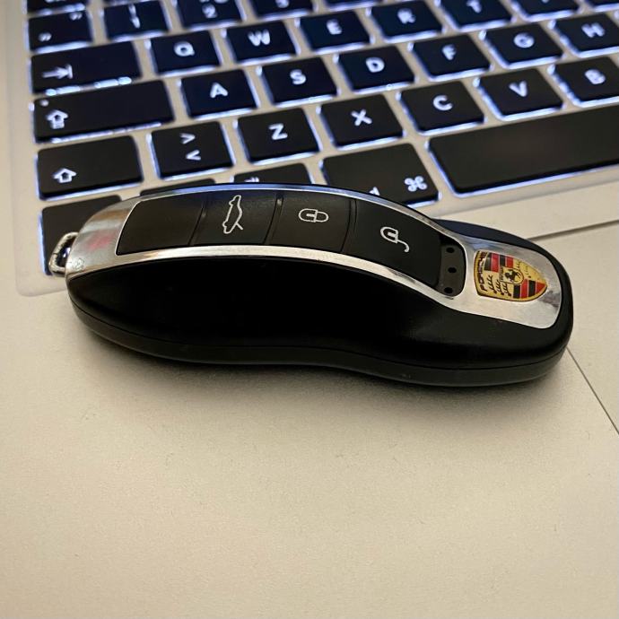 Porsche ključ USB
