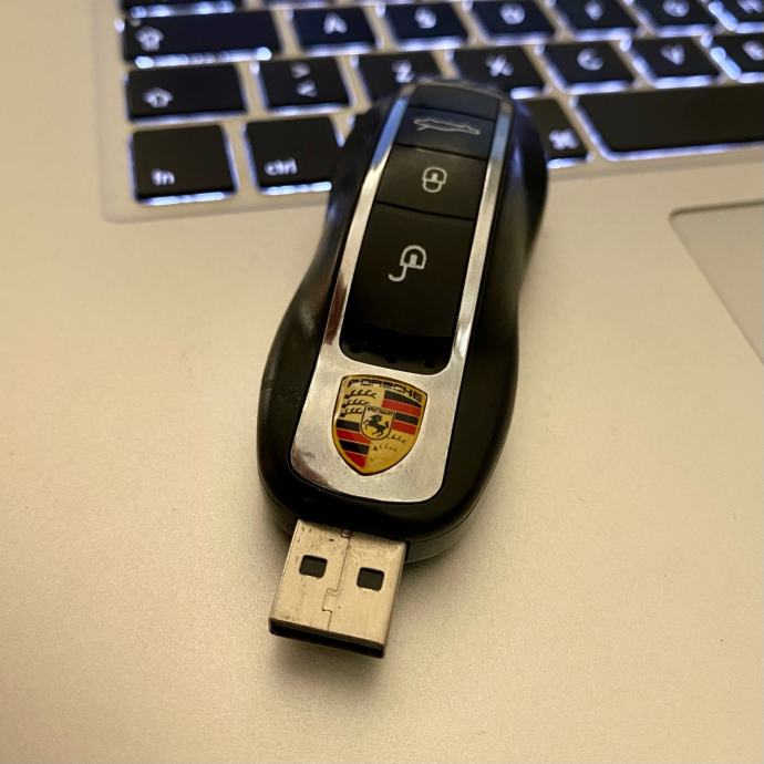 Porsche ključ USB