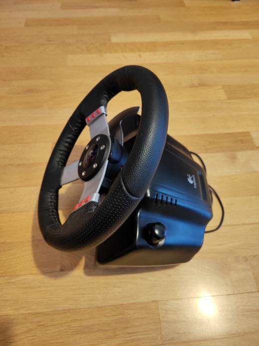 Logitech G27 (volan + pedale + mjenjač)