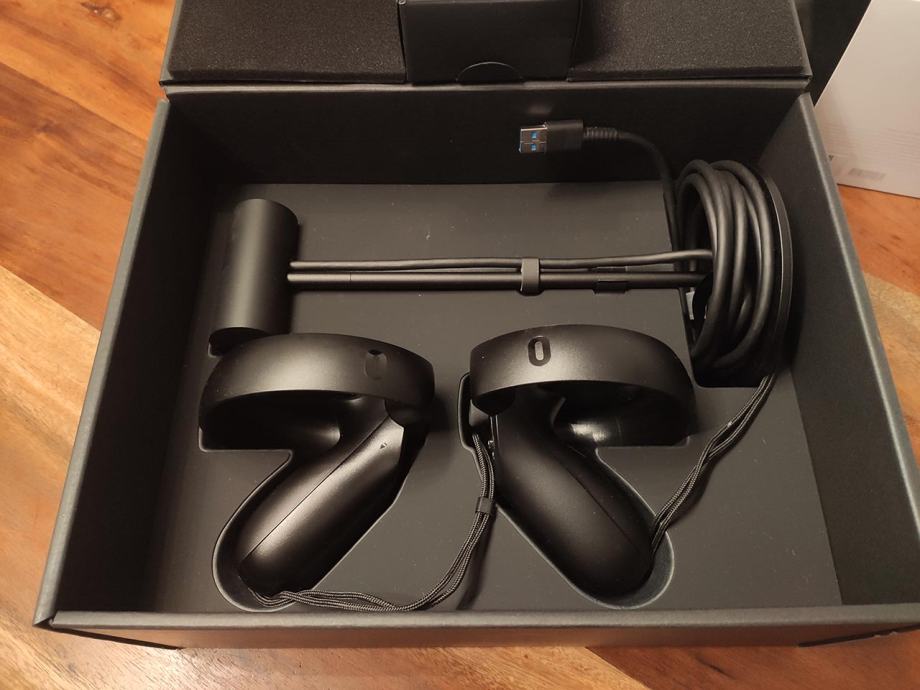Oculus Rift CV1 - 2x touch controller + 2x sensors + Xbox controller