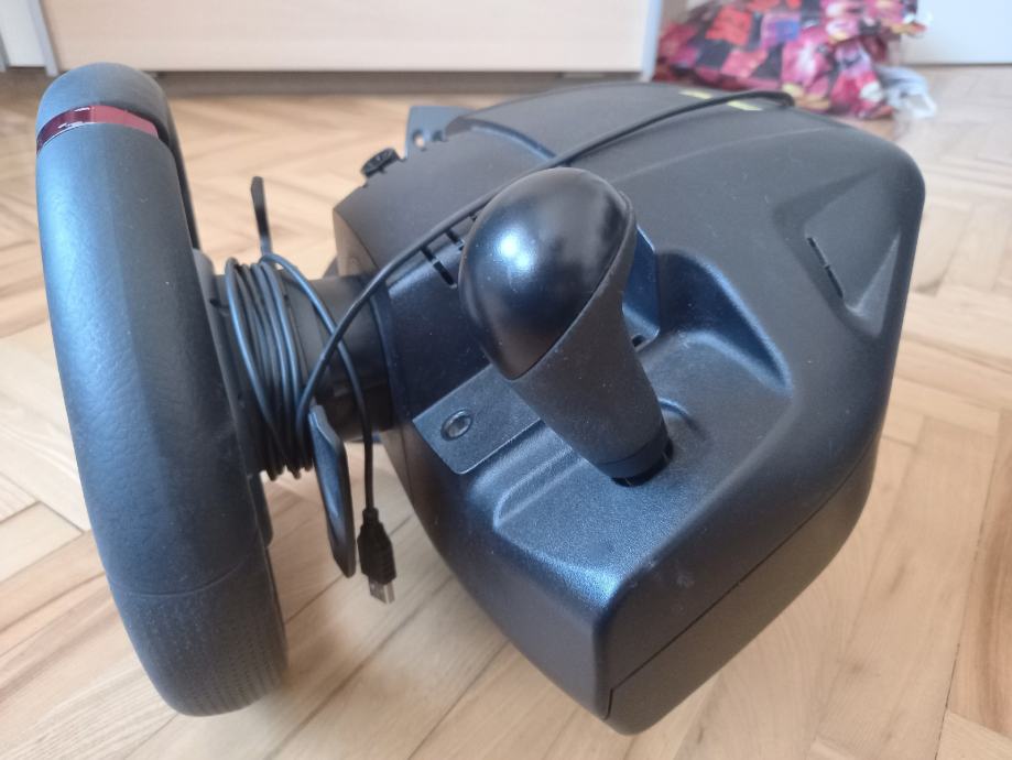 Prodajem volan Logitech MOMO, povoljno!