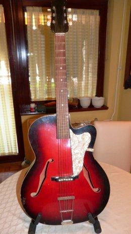 STARA STARA,....gitara iz polovice prošlog stoljeća..................
