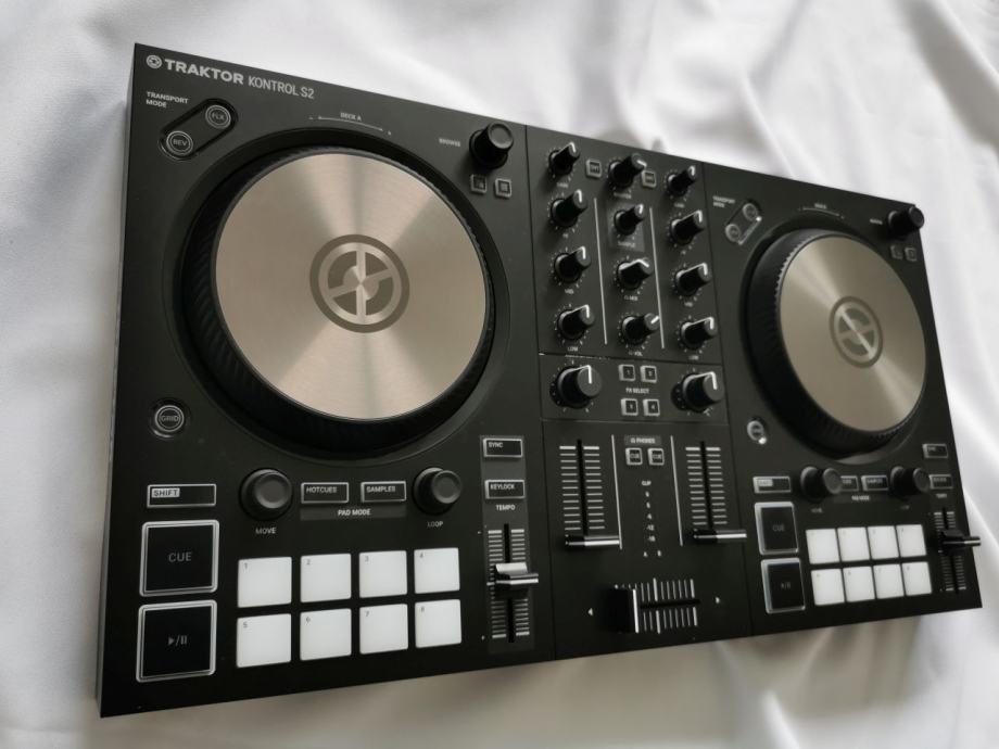 Native Instruments Traktor Kontrol S2 MK3 DJ kontroler