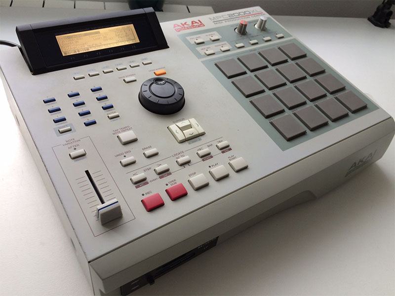 AKAI MPC 2000XL Sampler