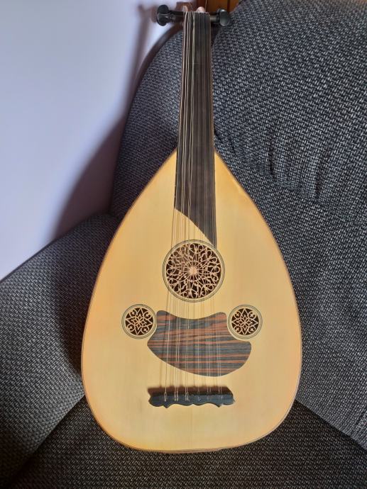 Arapska lutnja al oud