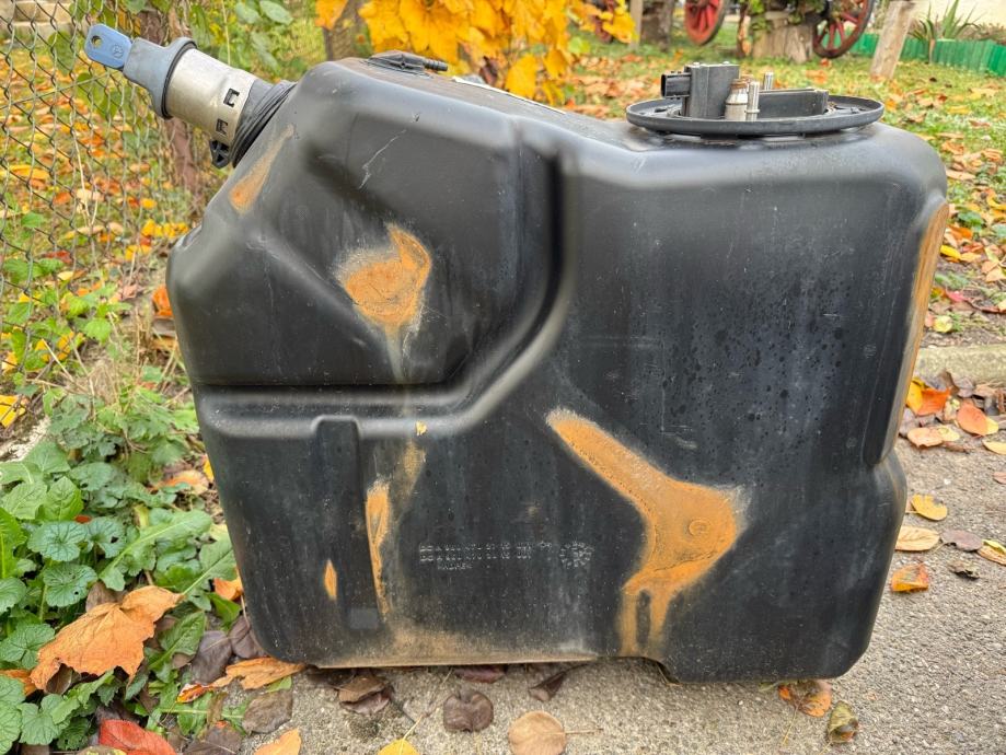 AdBlue pumpa i tank Mercedes Actros 1843 Euro 6 (OM471) – ispravno