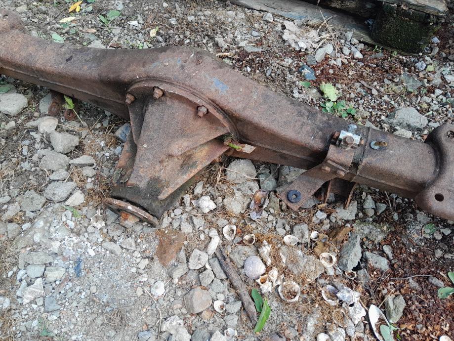 Osovina za auto prikolicu