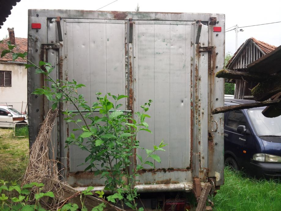 SANDUK STOČAR OD KAMIONA MERCEDES