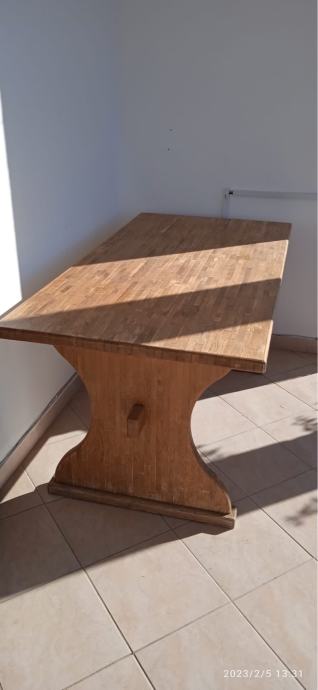 Drveni masivni stol sa dvije klupe te drvena masivna vrata