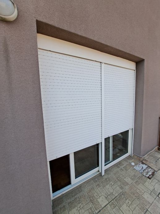 PVC klizna staklena stijena s roletom