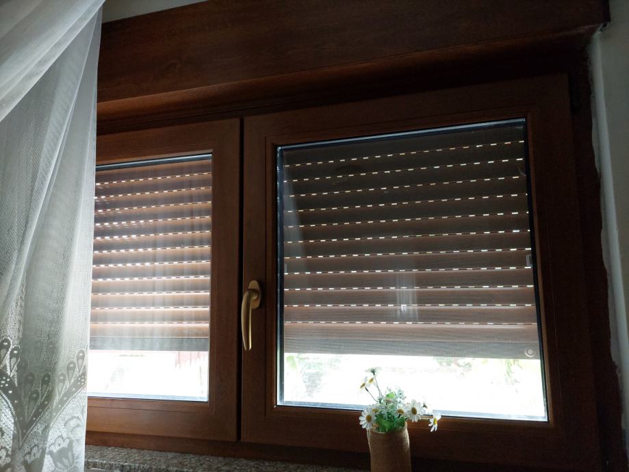 PVC prozori boja zlatni hrast sa alu roletom i komarnicima, 3 kom