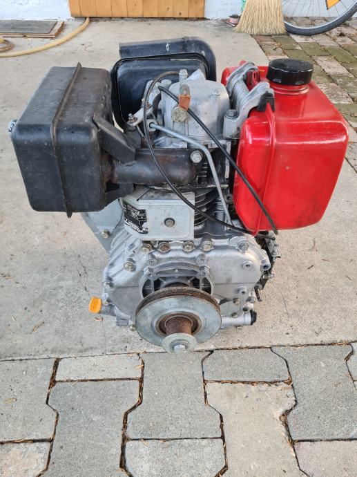 Motor Yanmar diesel