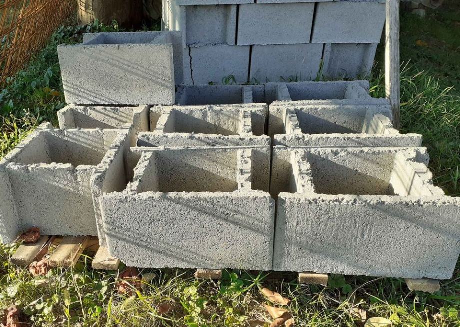 Betonski blokovi za zidanje temelja
