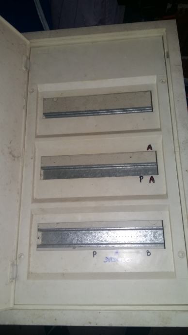 Elektro razvodni ormar podžbukni troredni
