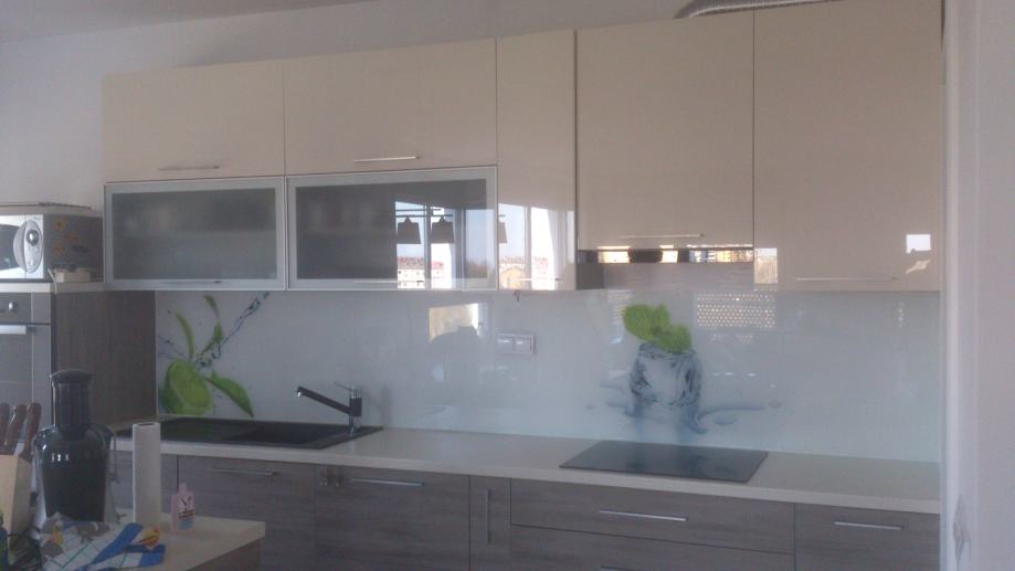 Kuhinjska stakla staklo za zid u kuhinji u boji po ralu i slikom