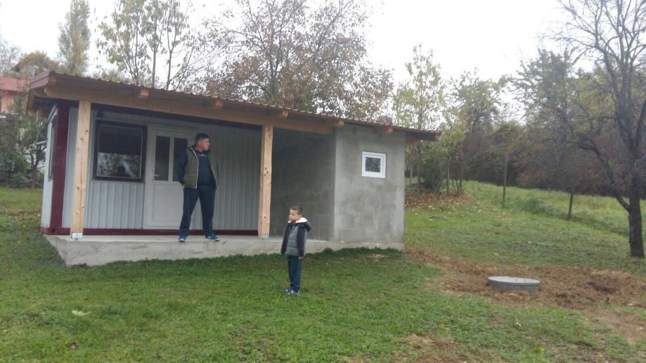 Metalni mobilni kontejner vikendica 2.5mx6m i nova drvena nadstresnica