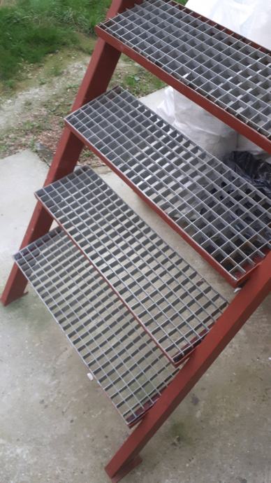 Vanjske metalne stepenice pocinčana gazišta