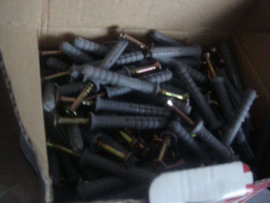 Vijak sa pvc tiplom kutija 200 kom knauf,6mm X 50mm=200 kom,vidi slike