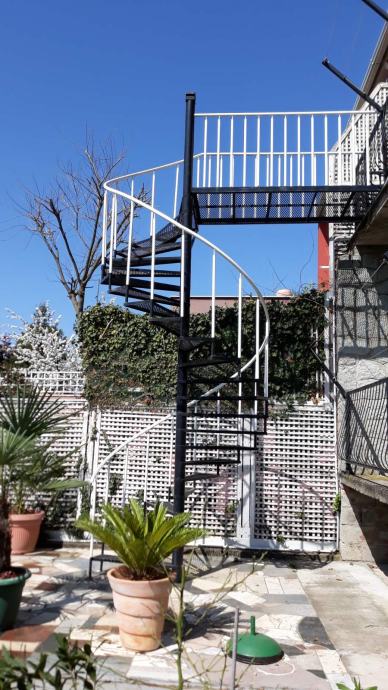 ŽELJEZNE STEPENICE, VANJSKE, SPIRALNE, VISINE 408 cm, REZERVIRANO!!!