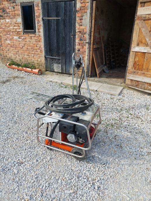 Bušilica za vodoravno busenje ispod ceste. Busac za zemlju.