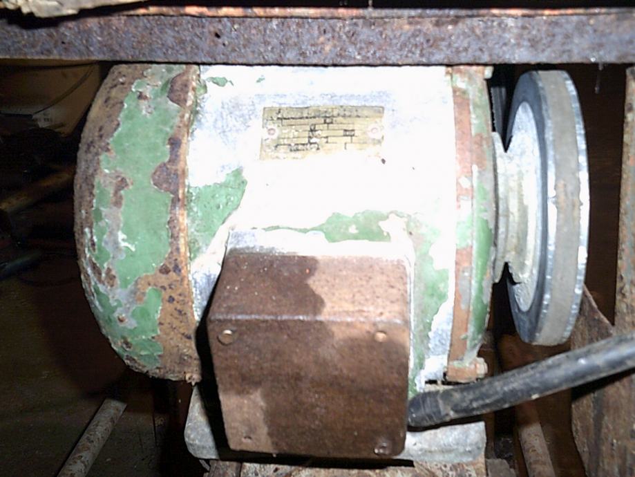 cirkular,za,drvo,mali,trofazni,2800,okr,list,se,diže,i,spušta,okl,KA,