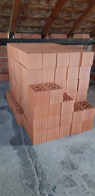 PRODAJEM GRAĐEVINSKI MATERIJAL