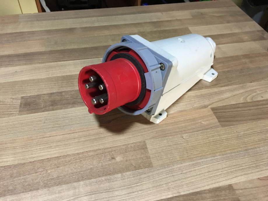 Trofazni industrijski 63A utikač