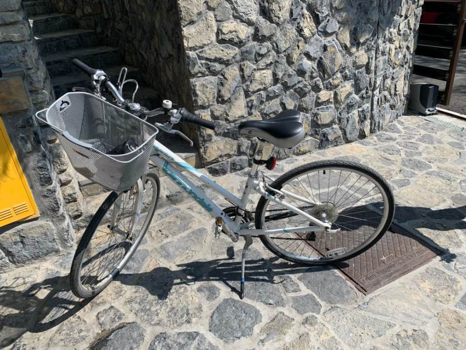 Prodajem zenski CANNONDALE malo vožen