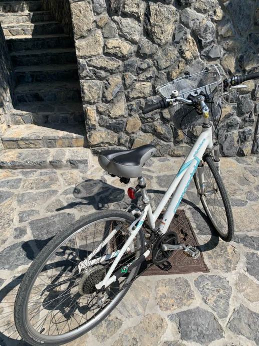 Prodajem zenski CANNONDALE malo vožen