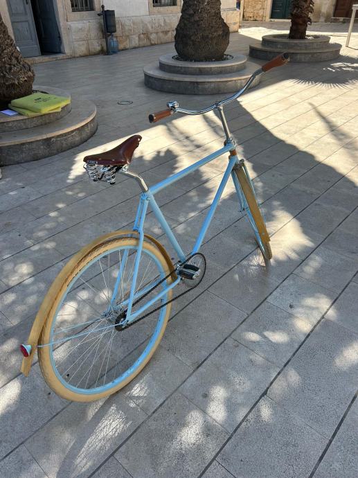 Retro bicikl star 110 godina