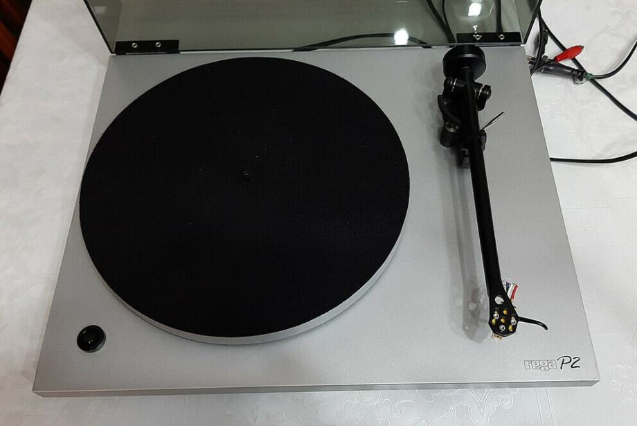 Gramofon Rega P2 sa zvučnicom Exit 2, moguća zamjena za P3
